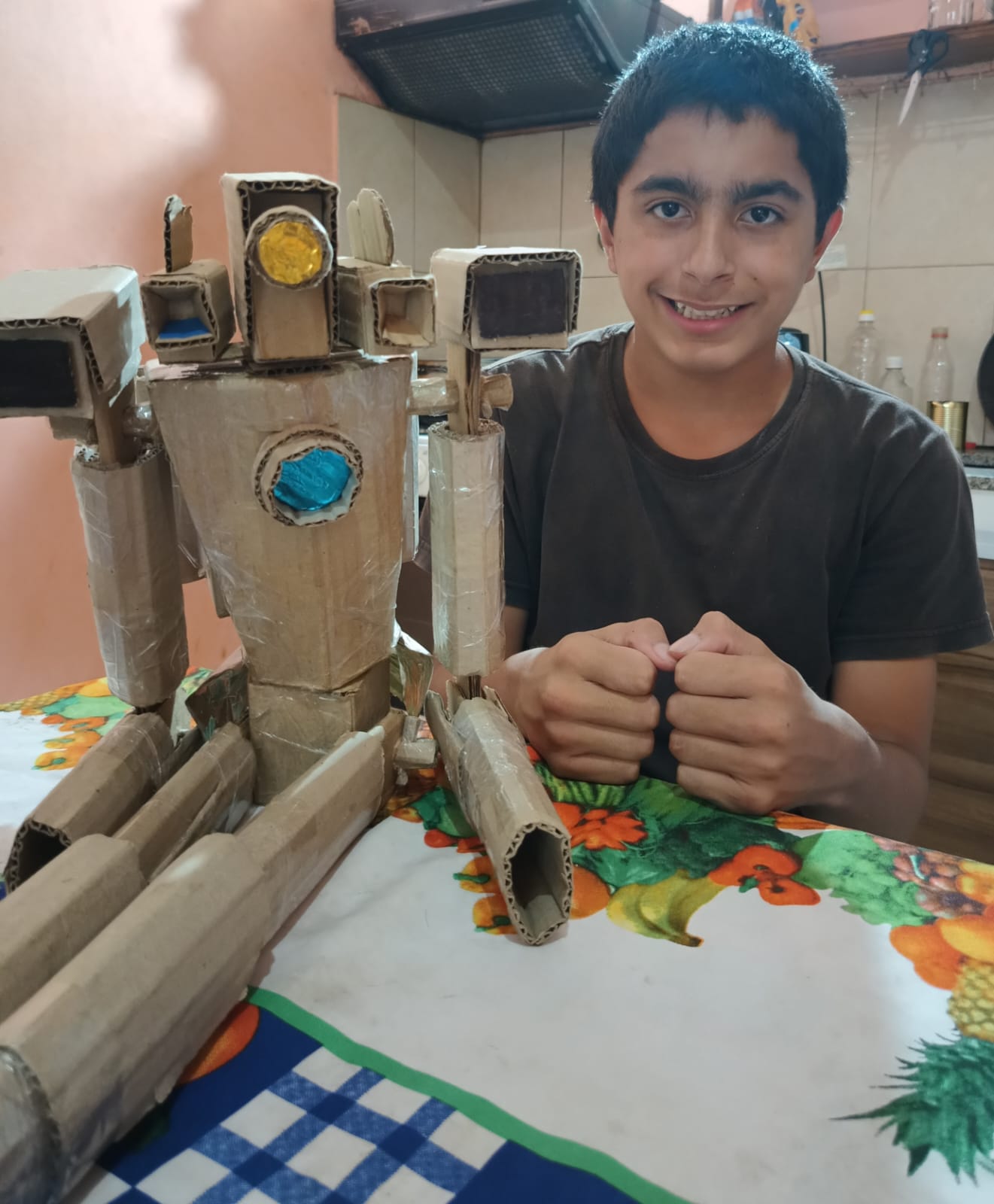 ROBOTS ARTICULADOS CREADOS CON CARTON RECICLADO – Desde Rosario, por ...